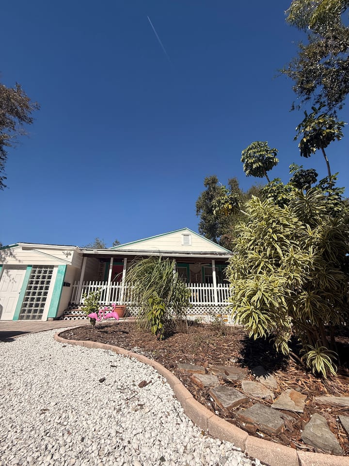 Flamingo Shack: Airy & Bright. Bikes & Kayaks! - St. Petersburg