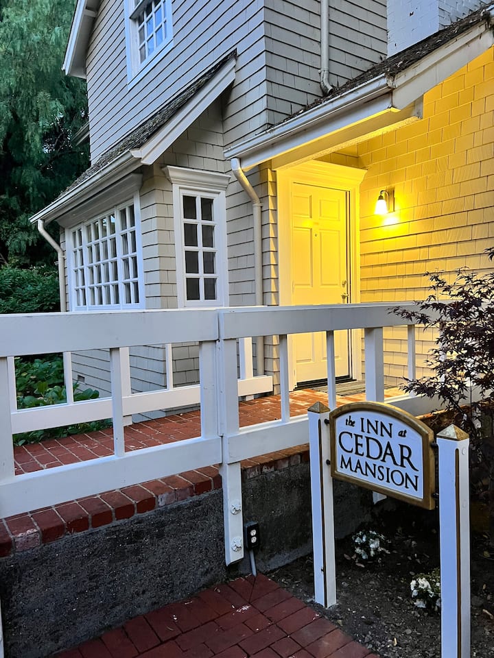 London Suite @ Historic Cedar Mansion Bungalows - Sonoma, CA