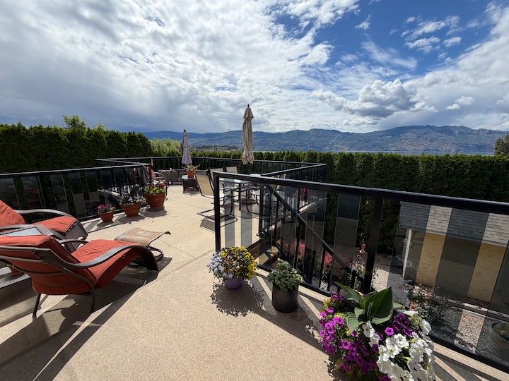 Serene Lake & Mountain Views Escape - West Kelowna