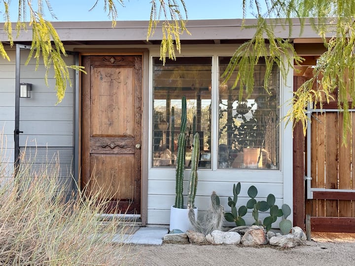 Vintage Farmhouse: Spa, Privacy, Stargaze, 5 Acres - Joshua Tree, CA