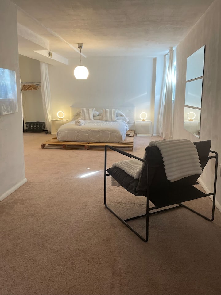 Orchid House - Spacious Minimalist Queen Bedroom - Fort Collins, CO