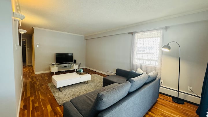 Classic & Quiet 1 Bedroom 1 Bath Across Vgh - Vancouver
