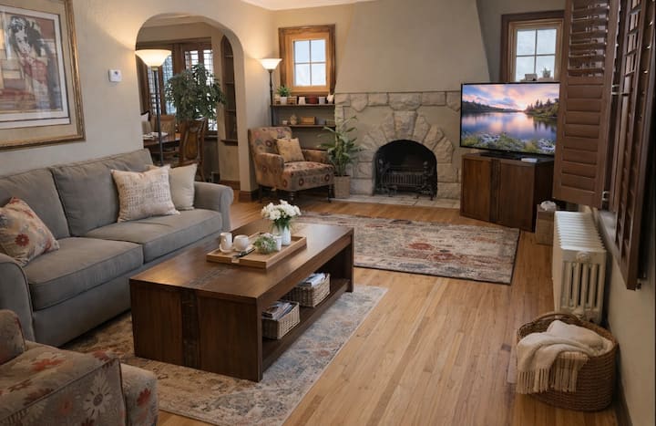 *>A Rustic Villa On Vincent Avenue W/ Hot Tub - Minnetonka, MN