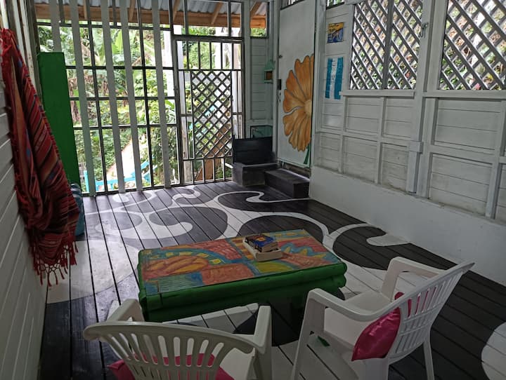 Artsy Cabin, Garden View, Large Porch, Starlink - Honduras