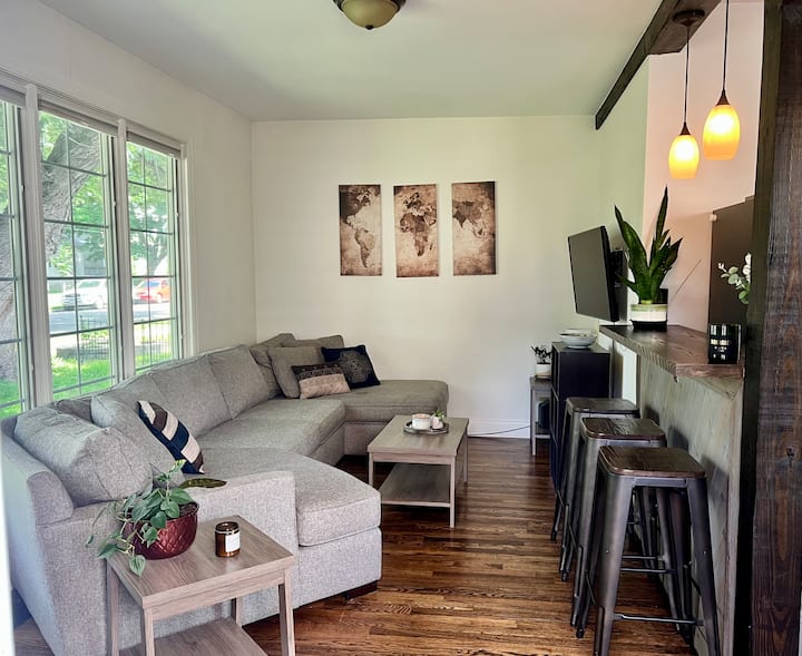 Sunny Cozy Duplex W/ Hot Tub Near Metro Blue Line! - Minneapolis, MN