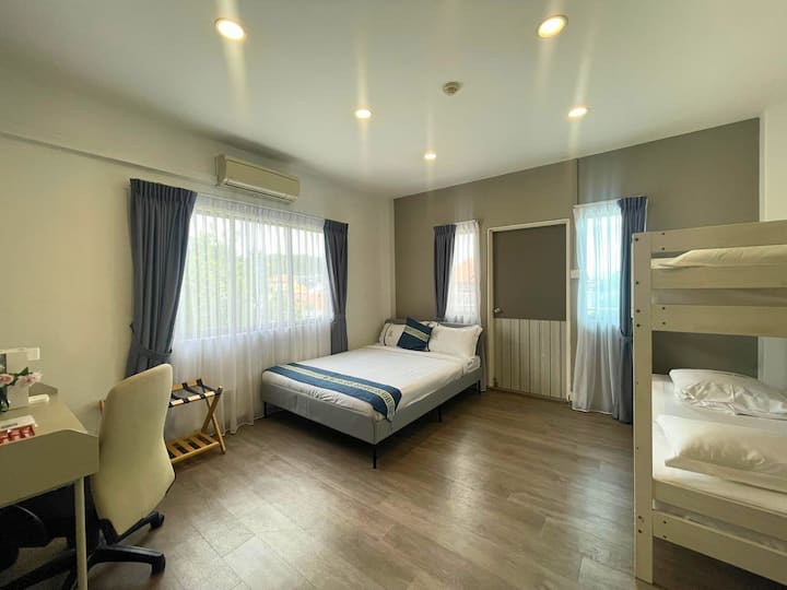 Family Room W/balcony @ Haw Par Mrt Nus (208) - Clementi