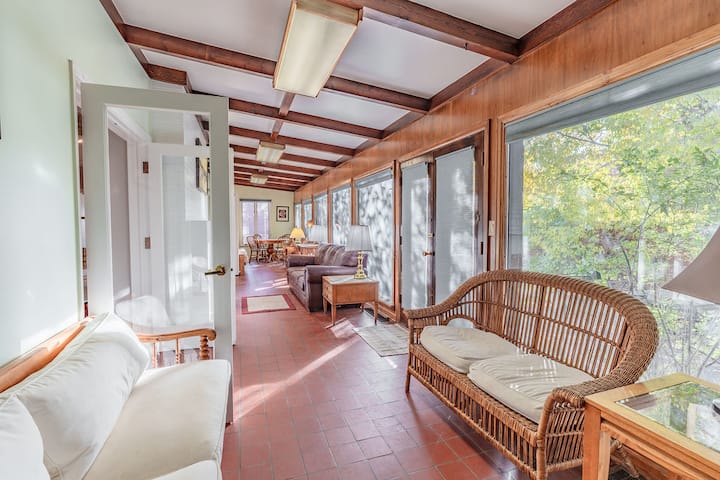 The President's House - Sunroom Apartment - Laramie, WY