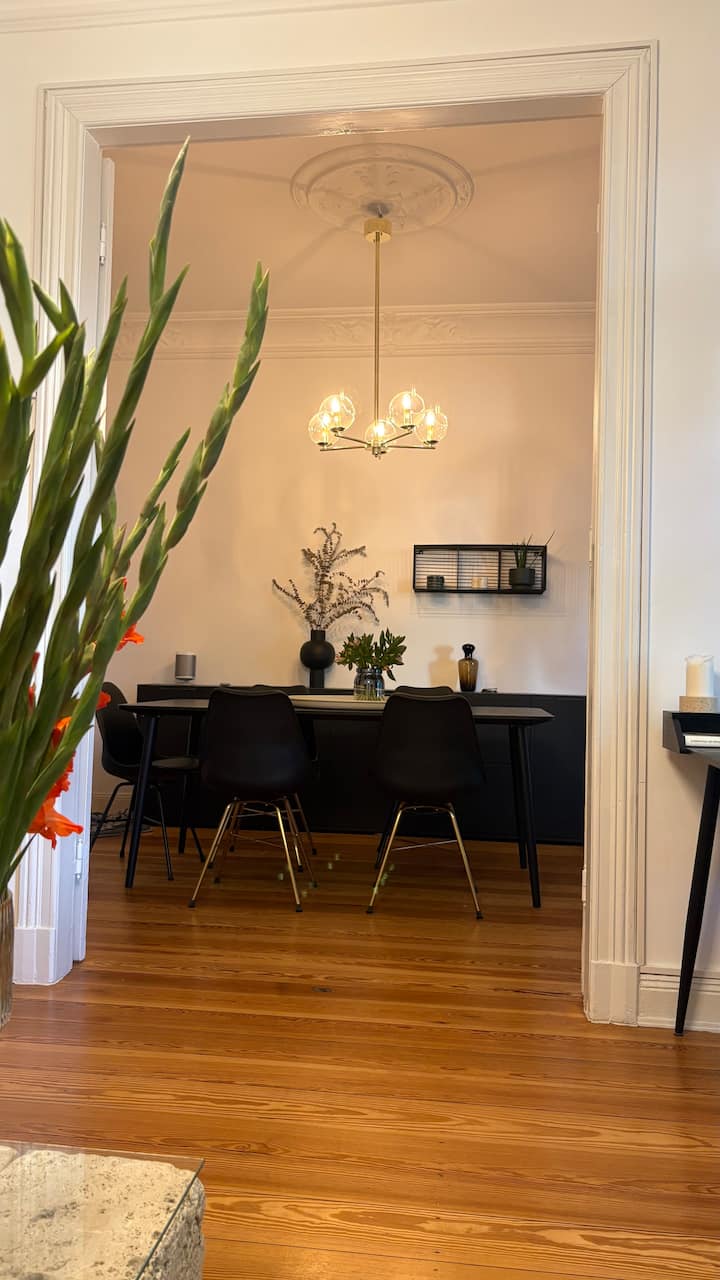 Minimalistischer Und Moderner Altbau Am Kanal - Hamburg