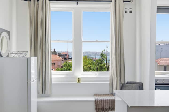 Tara French Window 1b1b Sunlit Harbour View - Sydney