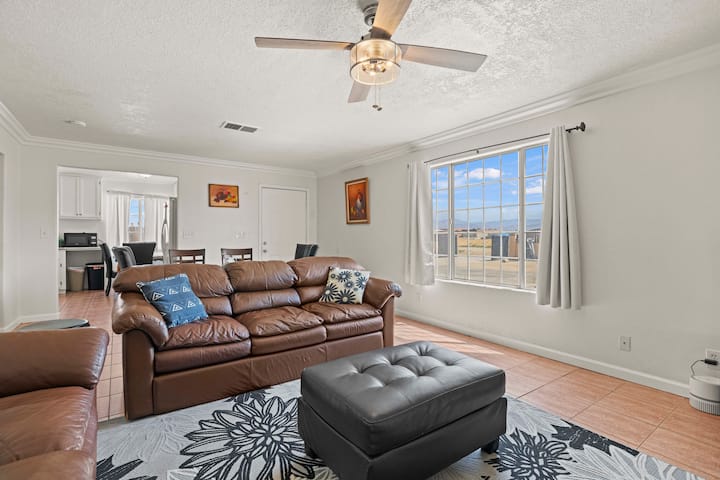 Canyon View Private Retreat Home - Palmdale, CA