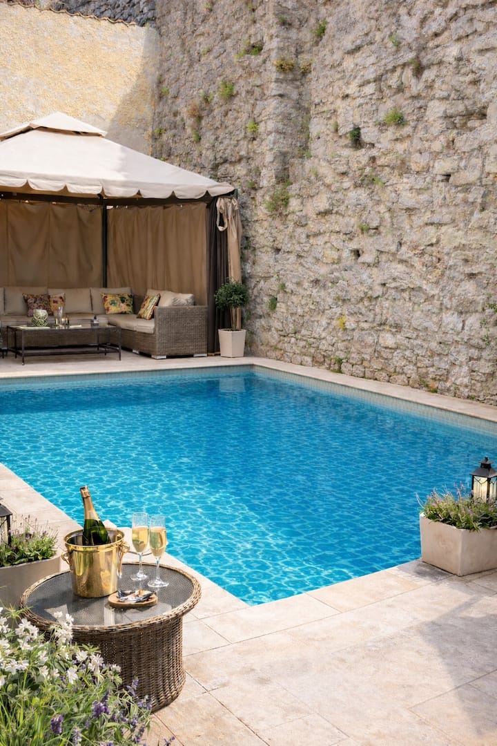 Exclusive In Visby With Pool, City Wall & Sea View - Visby