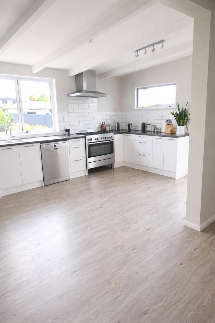 Electric Gate, Warm And Well Equipped On Mcgrath - Napier