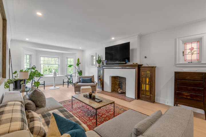 Expansive Suite & Stunning Lake Views - Toronto, ON