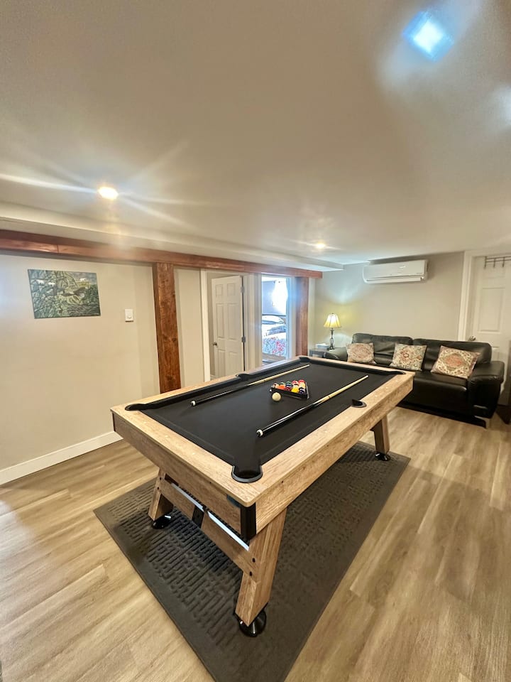 8-bed Full House W/ Pool Table, Parking, Fast Wifi - Moncton