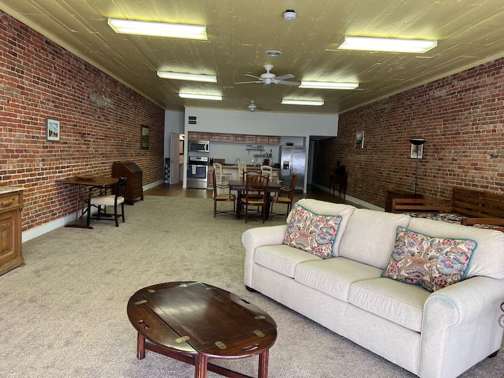 Old Rex Loft A In Downtown Brenham - Brenham, TX