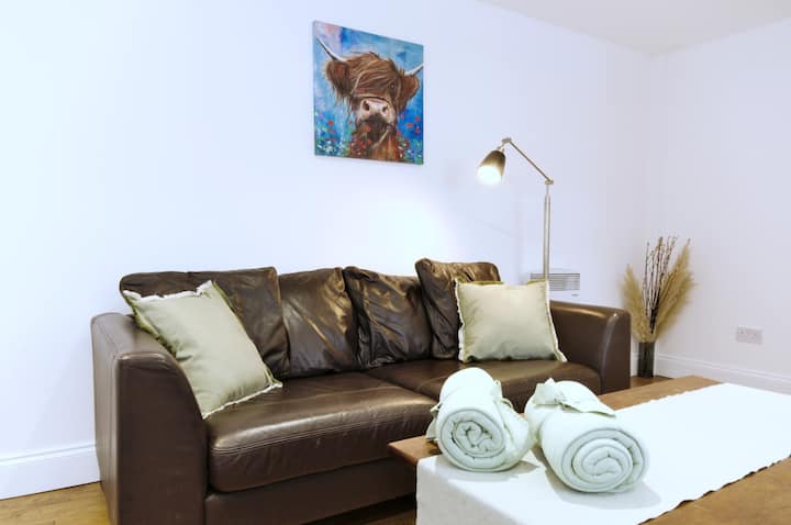 1 Bedroom Town House 
King Size Bed
Bath Andshower - Hemel Hempstead
