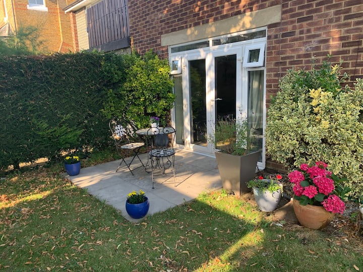 Beautiful 1 Bedroom Garden Flat - 特威克納姆