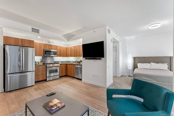 Modern Downtown Condo - Rooftop View/gym/theater - San Diego, CA