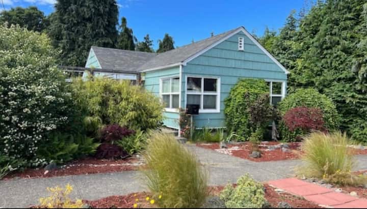 Cedar Grotto: Sleeps 6, Wi-fi, Hot Tub, Sauna, Tvs - Port Angeles, WA