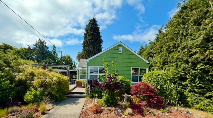 Cedar Grotto: Sleeps 6, Wi-fi, Hot Tub, Sauna, Tvs - Port Angeles, WA