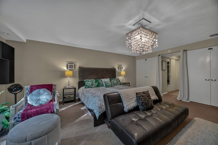 Grand Master Suite. Private Room Mid Century Home - Erie, PA