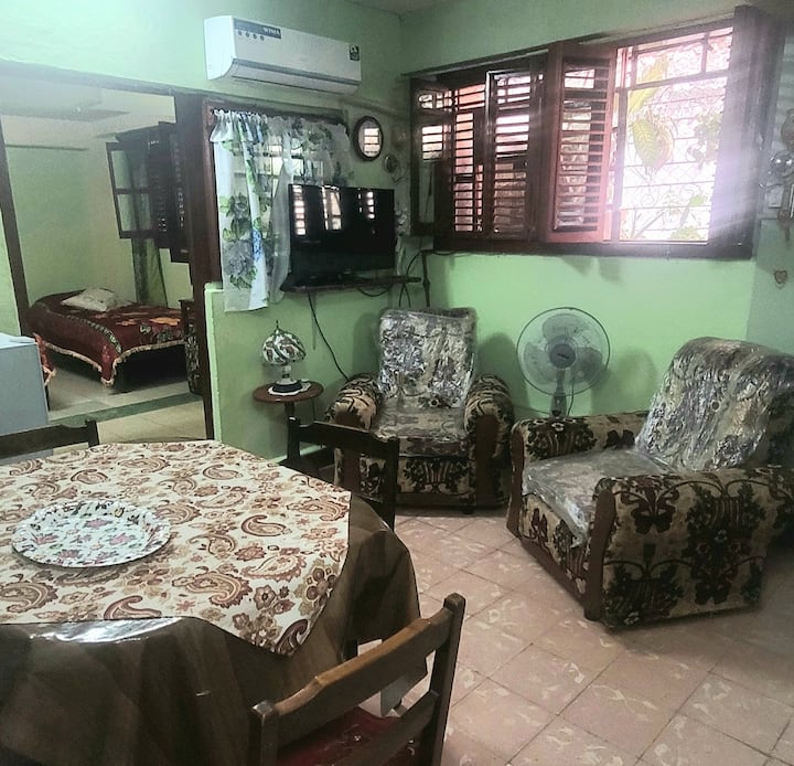 Casa Dos Esthers: En El Centro De La Habana Vieja - Havana