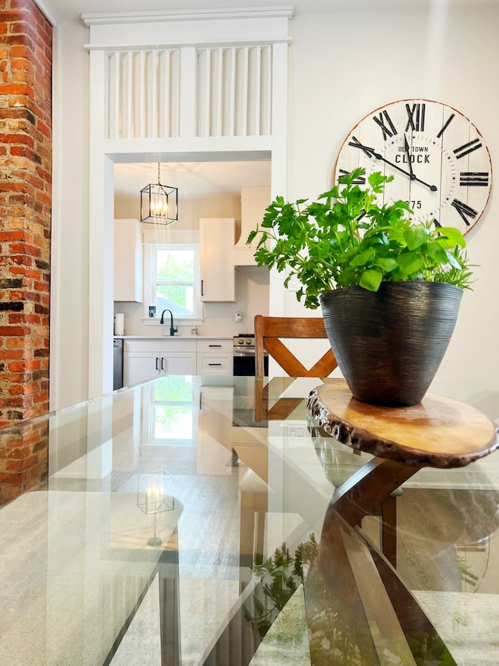 Trendy Home Spacious Backyard Historic Walkerville - Windsor