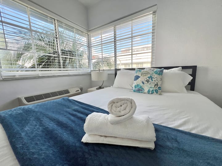 Collins 302 - South Beach, FL