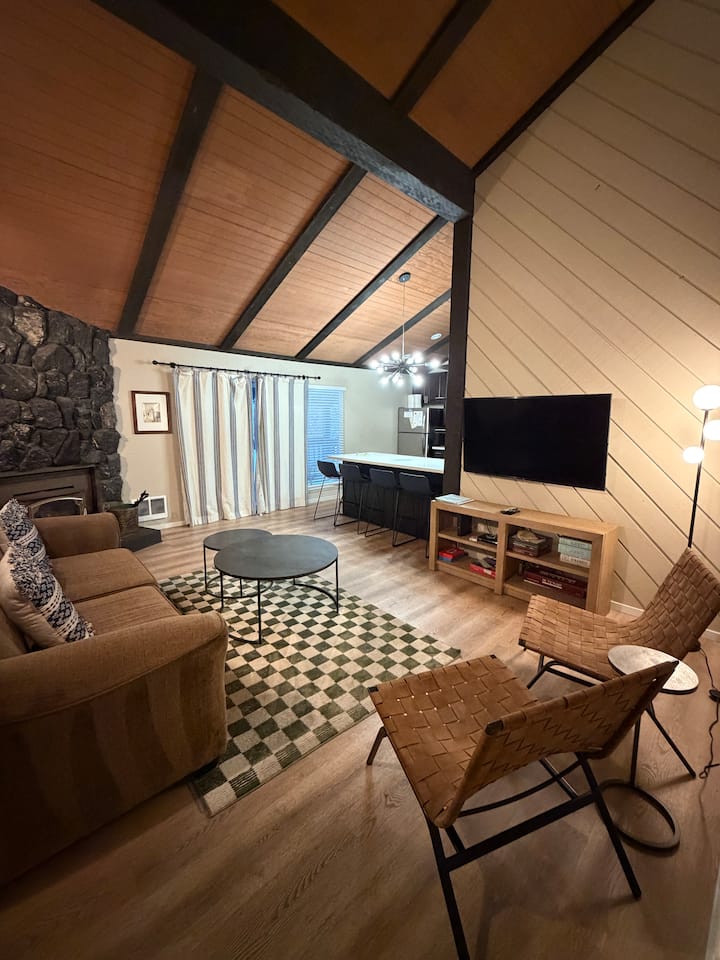 Cozy 2 Br + Loft In Town Steps To Shuttle - Mammoth Lakes, CA