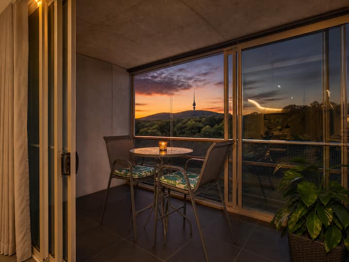 Sunset Nishi Retreat| Telstra Tower Views + Garden - Canberra