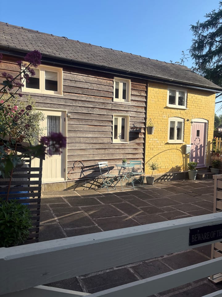 Hillside Outbuilding Pant - Oswestry