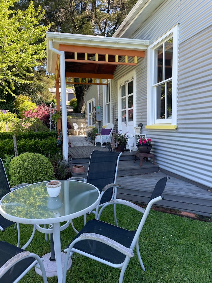 Relaxing Rural Escape At Trass Valley Cottage - New Zealand