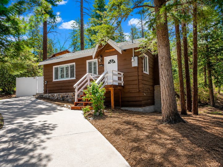 Moonridge Cabin With Hot Tub & Fireplace - Big Bear Lake, CA