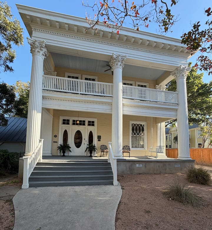 Historic Southtown Home - Sleeps 13 - San Antonio, TX