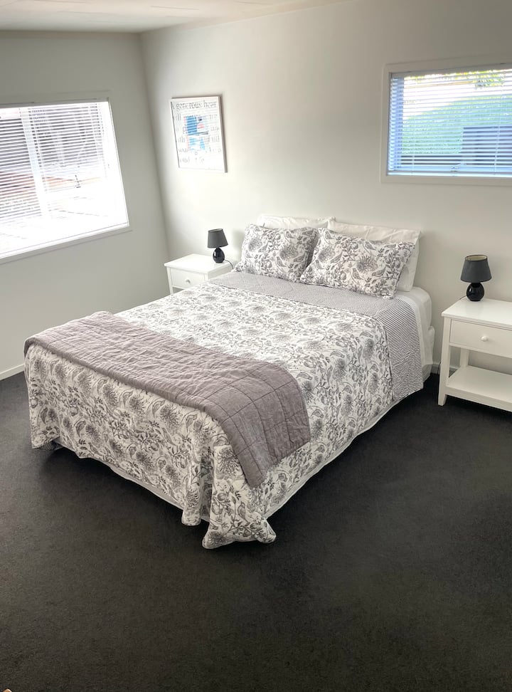 A Spacious Room, Light, Very Comfortable - Auckland