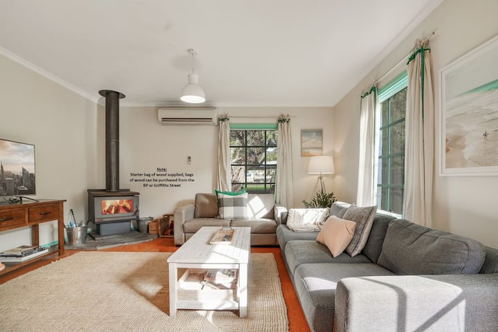 Centrally Located Cottage Offering Charm And Comfort - Port Fairy