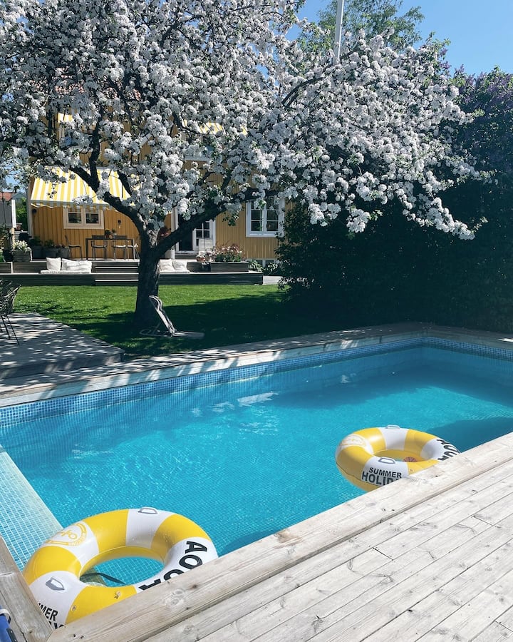 Wonderful House, Heated Pool And Spacious Kitchen - Täby