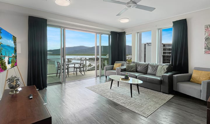 '12' Top Floor Luxe Apartment  2br | Ocean Views - Cairns