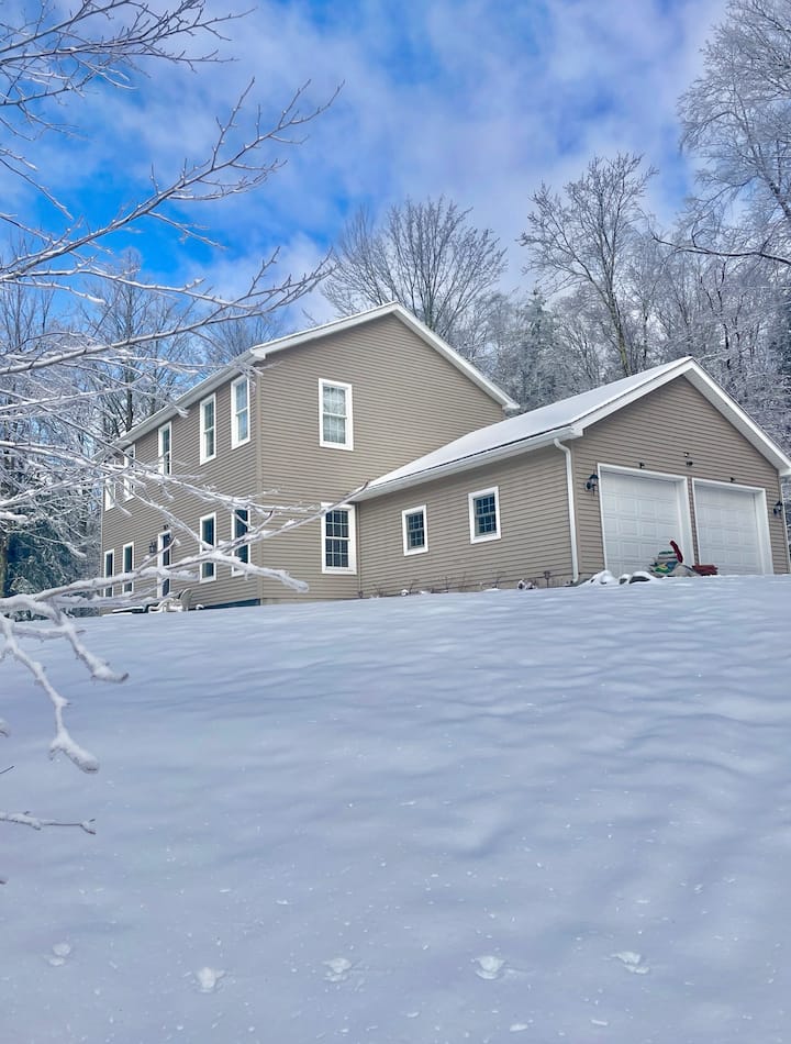Winter Villa, 6 Bedrooms, Hot Tub, Movie Room - Roxbury, NY