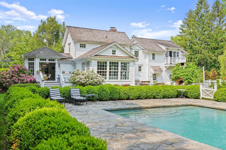 Gorgeous Renovated Farmhouse With Stunning Pool - Weston, CT