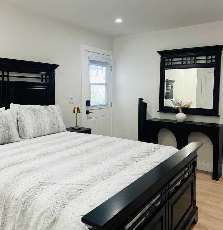 Near Beach And Disney! Cozy Queen Room - Costa Mesa, CA