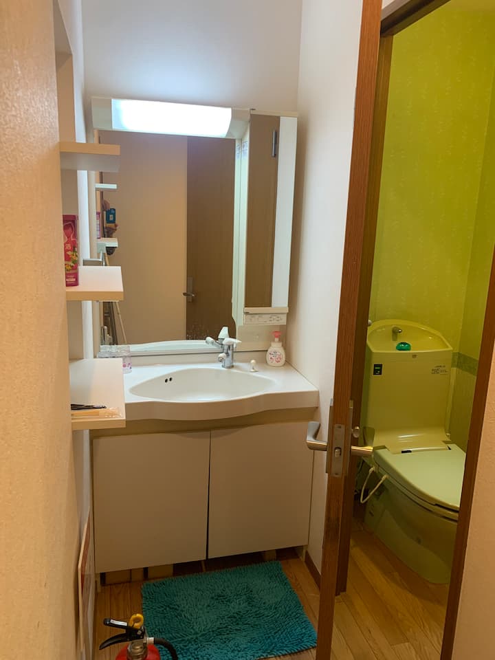 ♥宿.Comeすみよか：room C♥2人部屋、シャワールームの浴室、キャナルシティまで徒歩で5分、 - Fukuoka