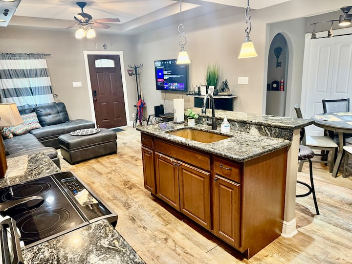 Alamodome House
2bks
6min Riverw/conv
Ctr/downtwn - San Antonio, TX