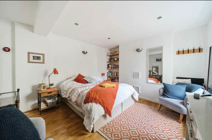 Cheltenham Stay In Fashionable Suffolk’s With Sky - 첼트넘