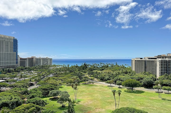Large 1 Bedroom Ocean View Corner Suite - O‘ahu, HI