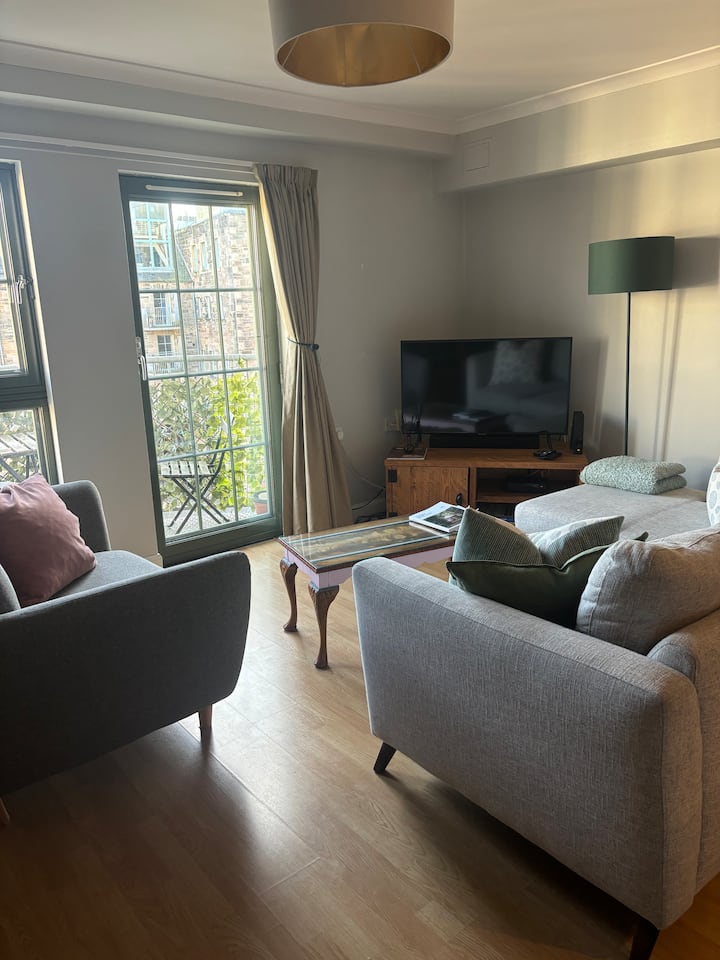 Bright And Spacious 2 Bed Flat On The Shore - Edinburgh