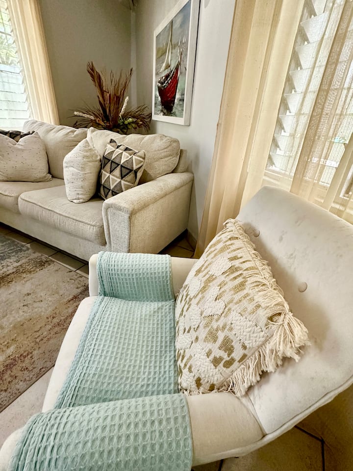 Cozy 2-bed Cottage In Jamestown Park, Holetown - Barbados