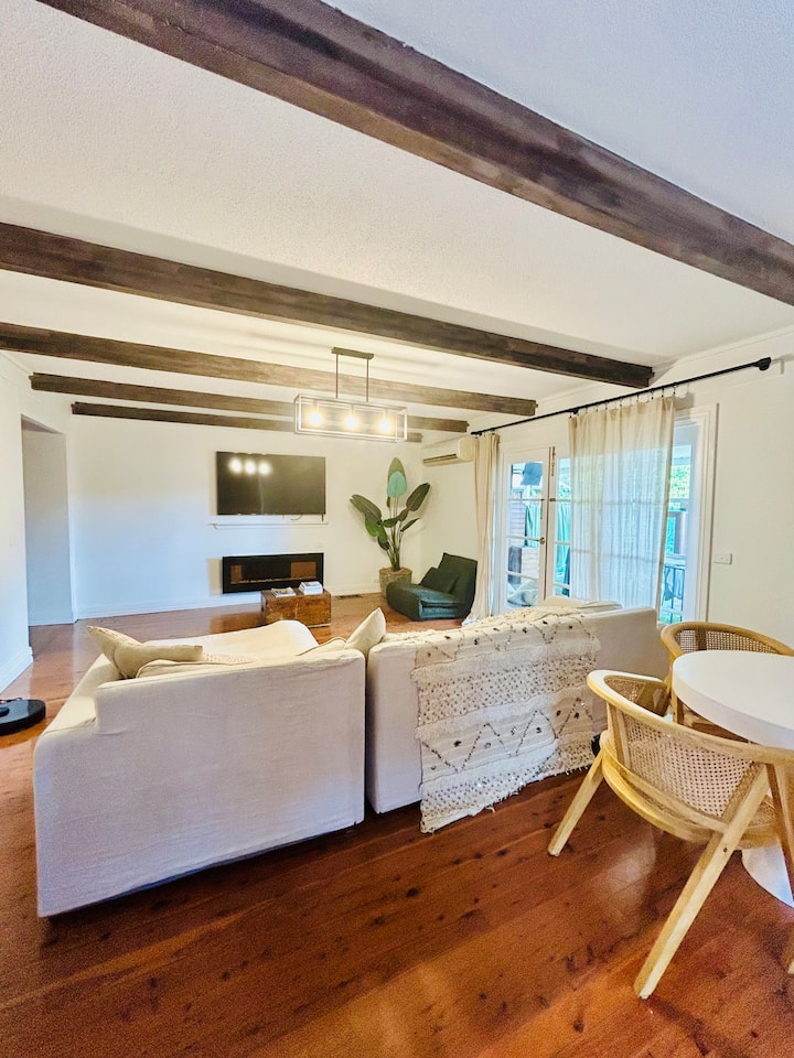 Centrally Restored Heritage Home With Sauna - Albury