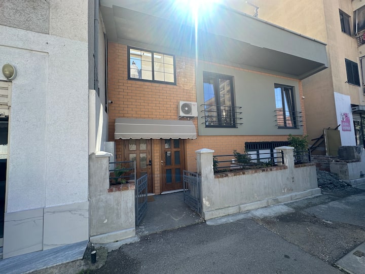 Central Comfort Suites Red Room - Tirana