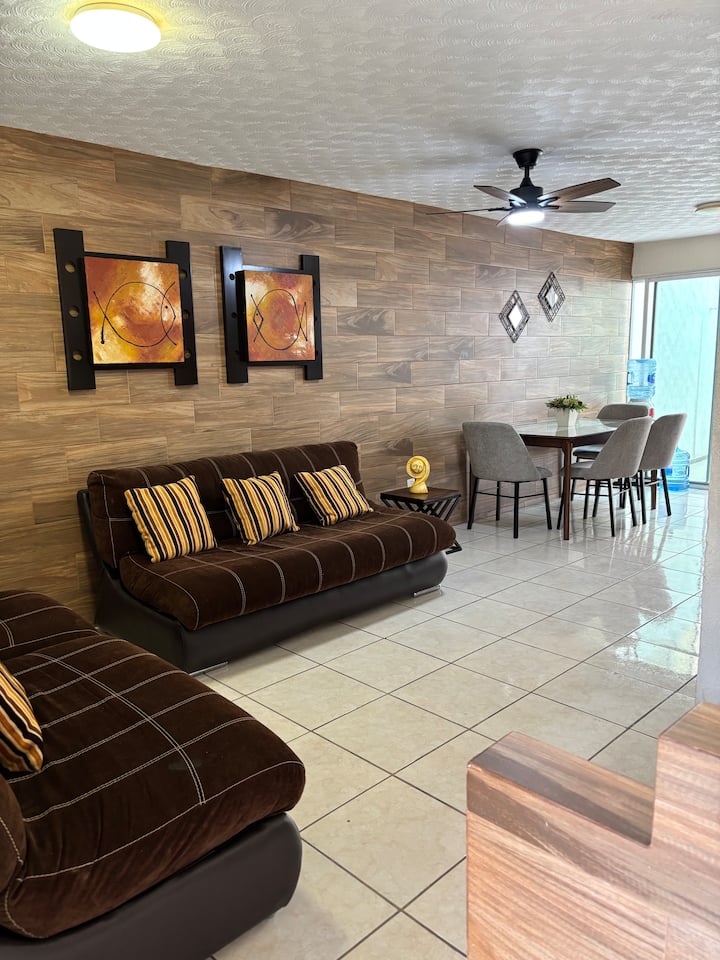 Casa 2 Pisos, Estacionamiento, Col. Atlas Gdl,mx - Guadalajara